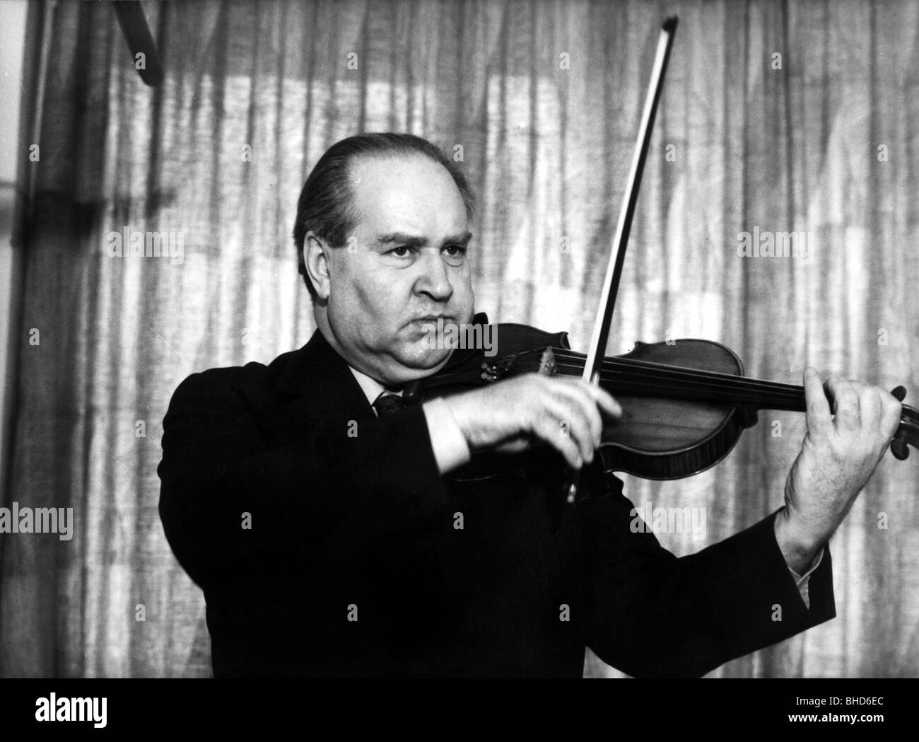 Oistrach, David, 30.9.1908 - 24.10.1974, Russian violinist, half length ...