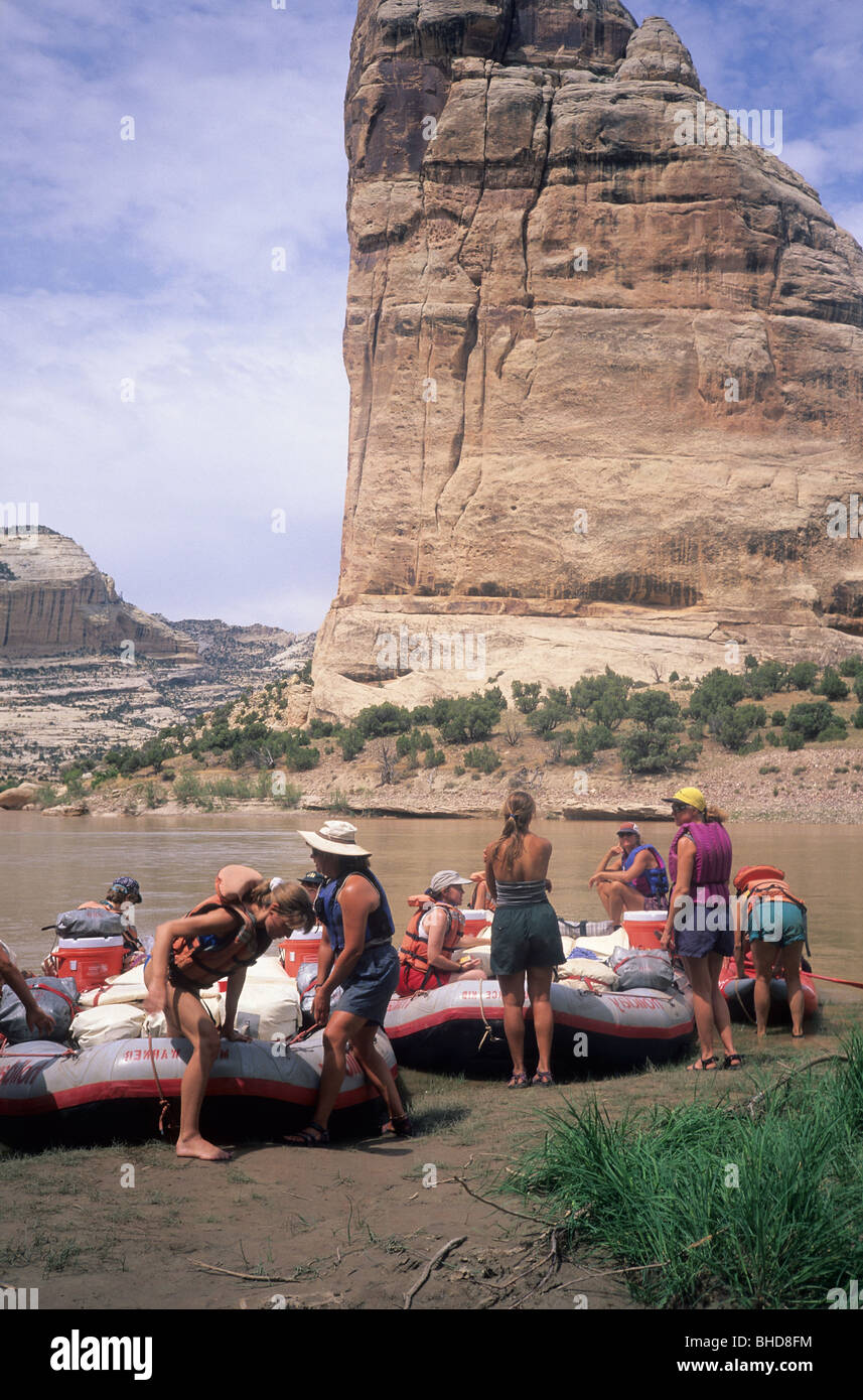 Pulling raft out of water hi-res stock photography and images - Alamy