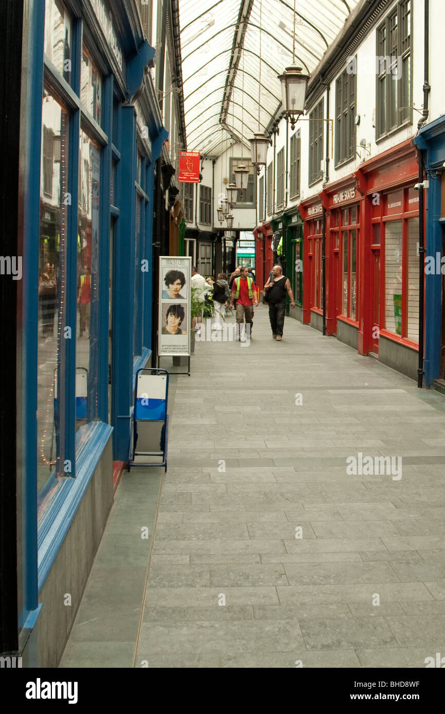 Alley shopping hi-res stock photography and images - Alamy