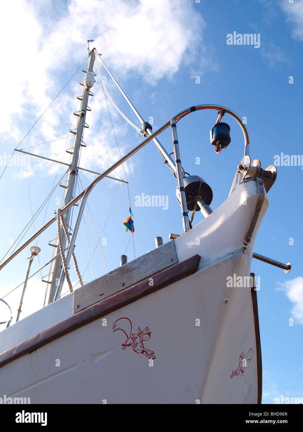Bow and mast of a yacht Stock Photo - Alamy