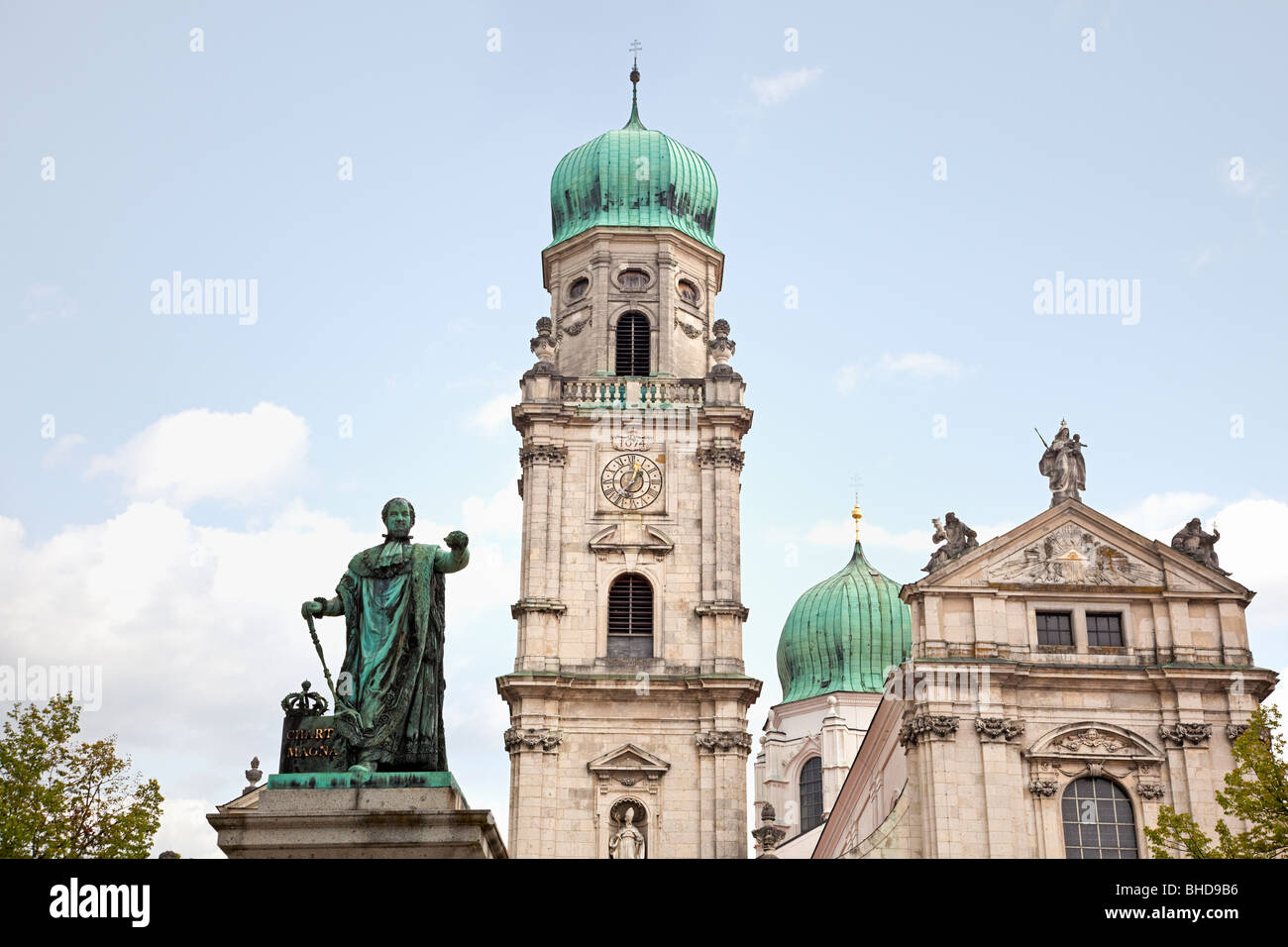 Dom St Stephan and Maximilian Joseph statue in Passau, Bavaria, Germany ...