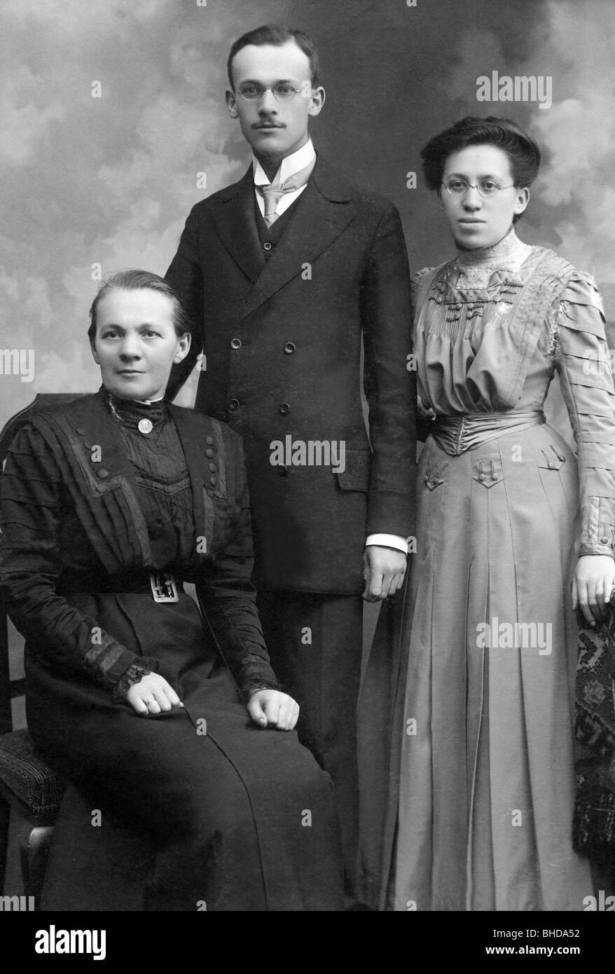 1900s family group hi-res stock photography and images - Alamy