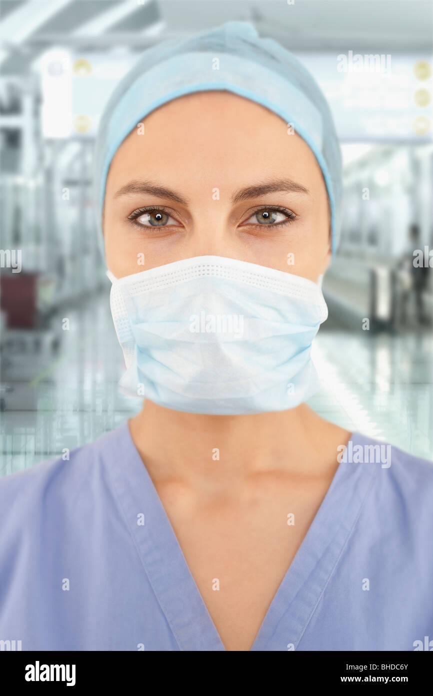 Doctor wearing surgical mask hi-res stock photography and images - Alamy