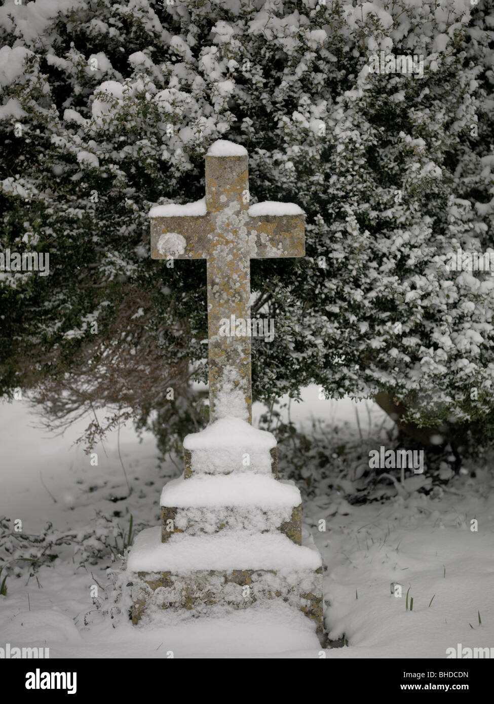 a snow covered grave Stock Photo - Alamy