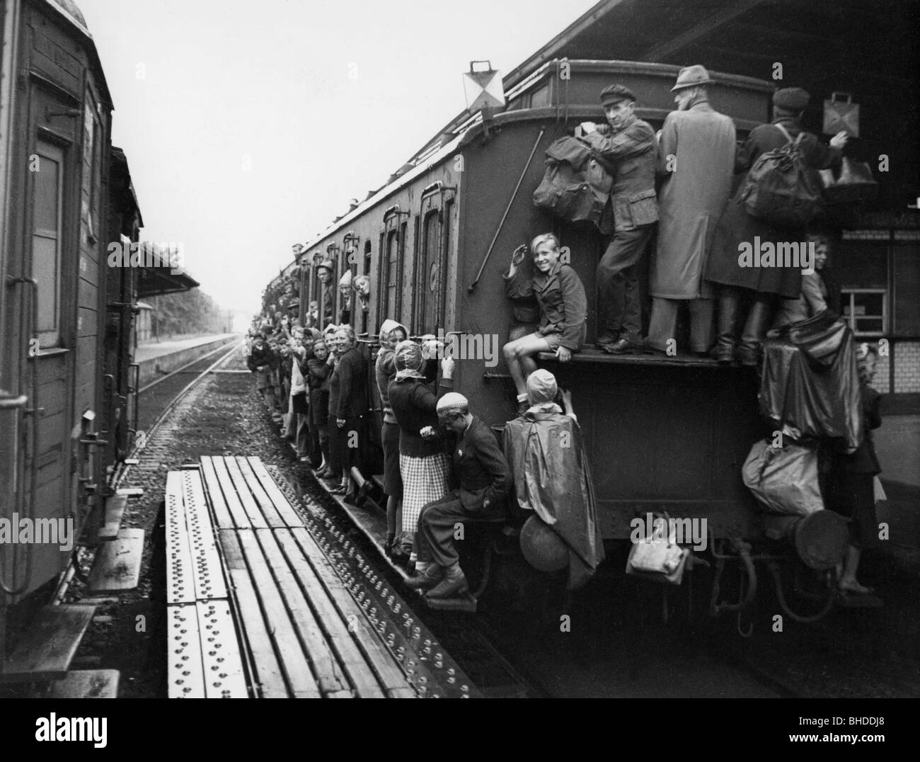 postwar period, Germany, foraging, people on a "foraging trip ...