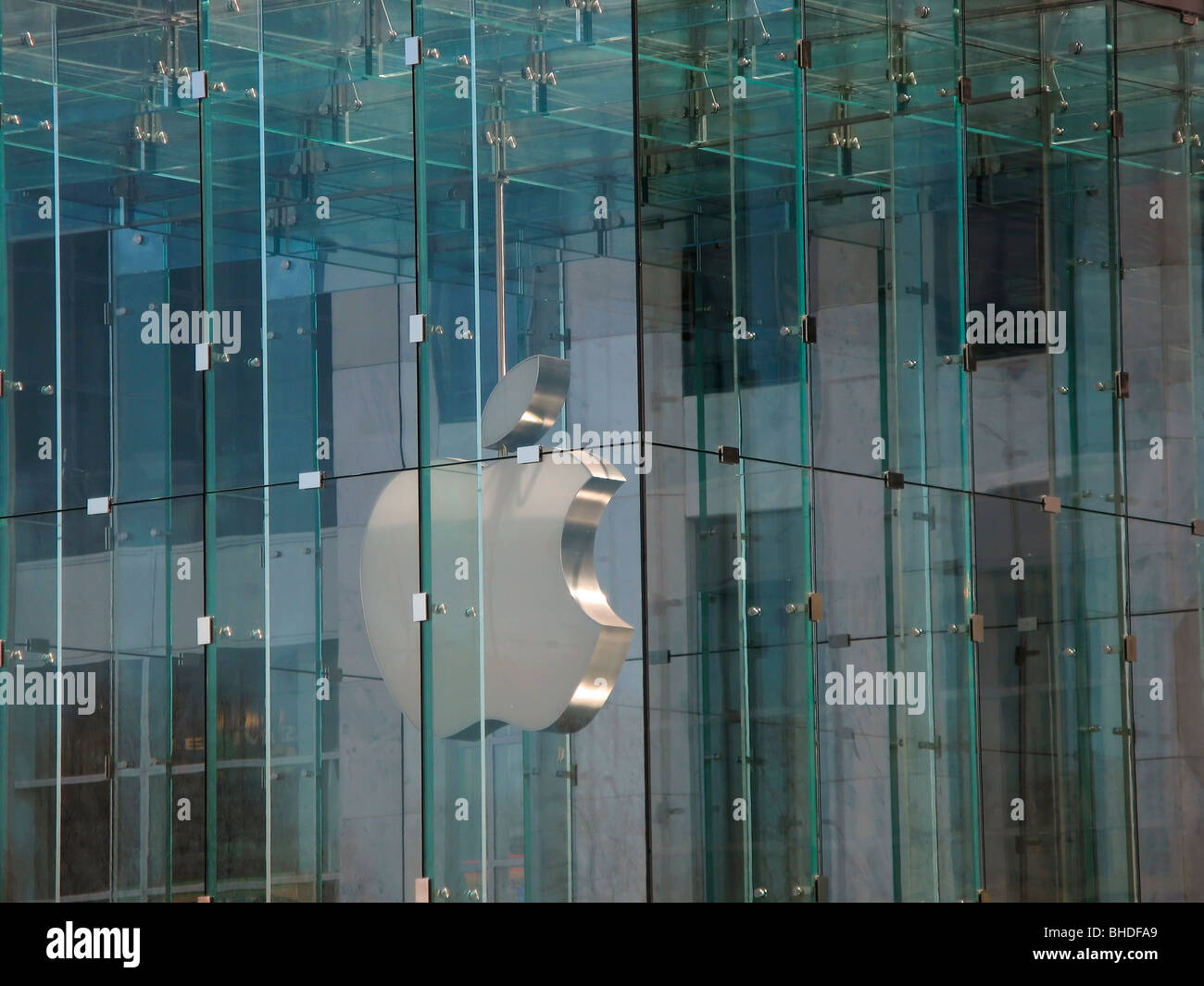 Apple store new york blue sky hi-res stock photography and images - Alamy