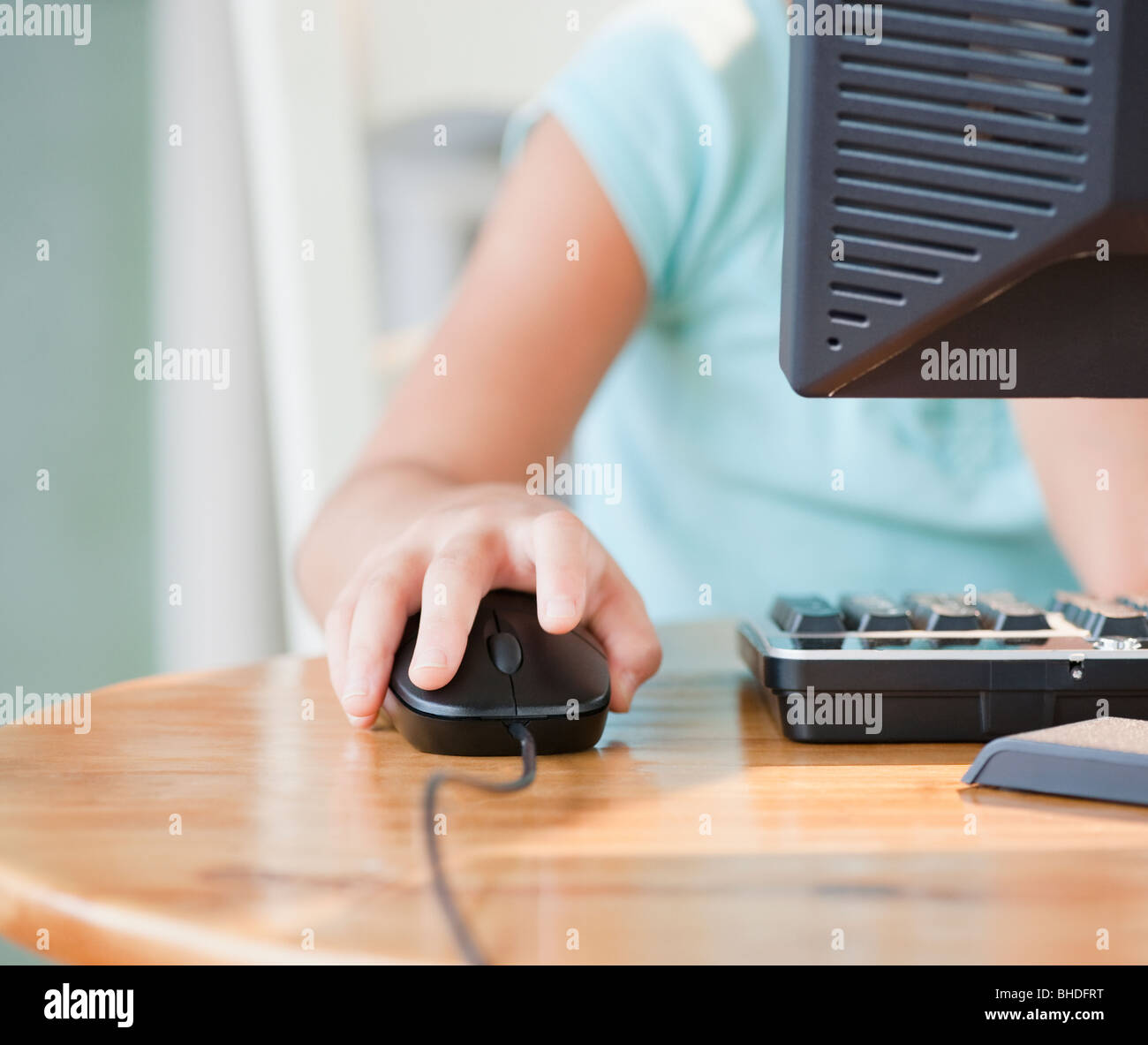 Girl holding computer mouse hi-res stock photography and images - Alamy