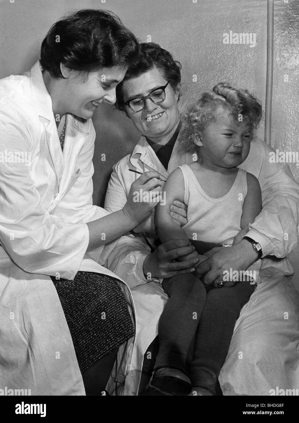 medicine, vaccination, little child vaccinated against smallpox, 1950s ...