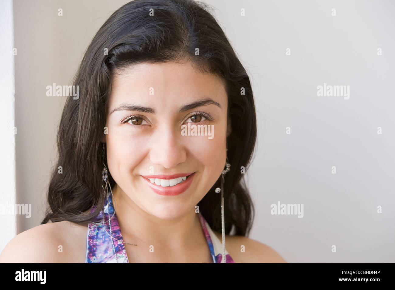 Hispanic woman smiling Stock Photo - Alamy