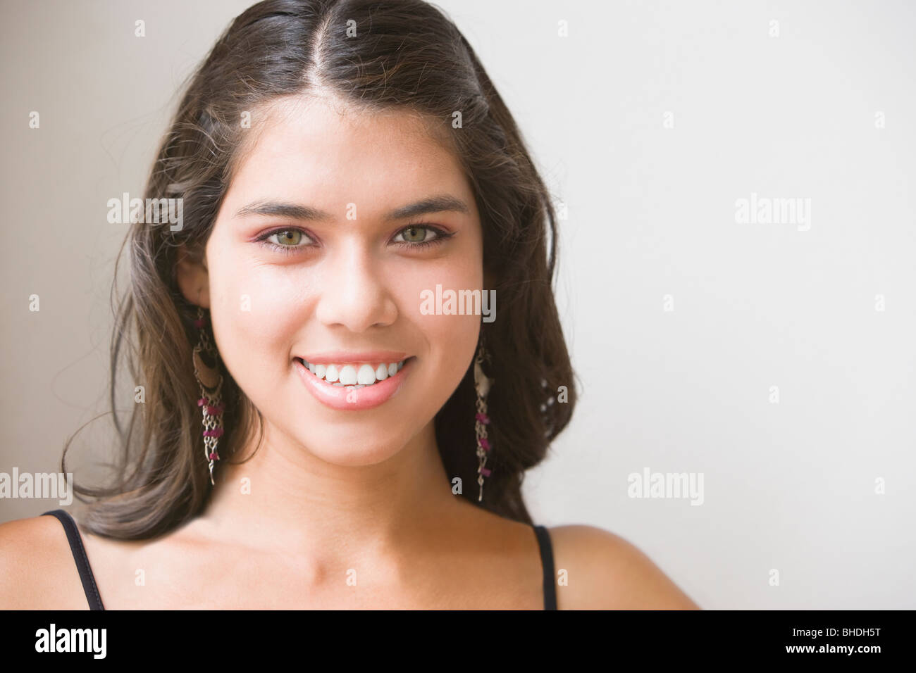 Hispanic woman smiling Stock Photo - Alamy