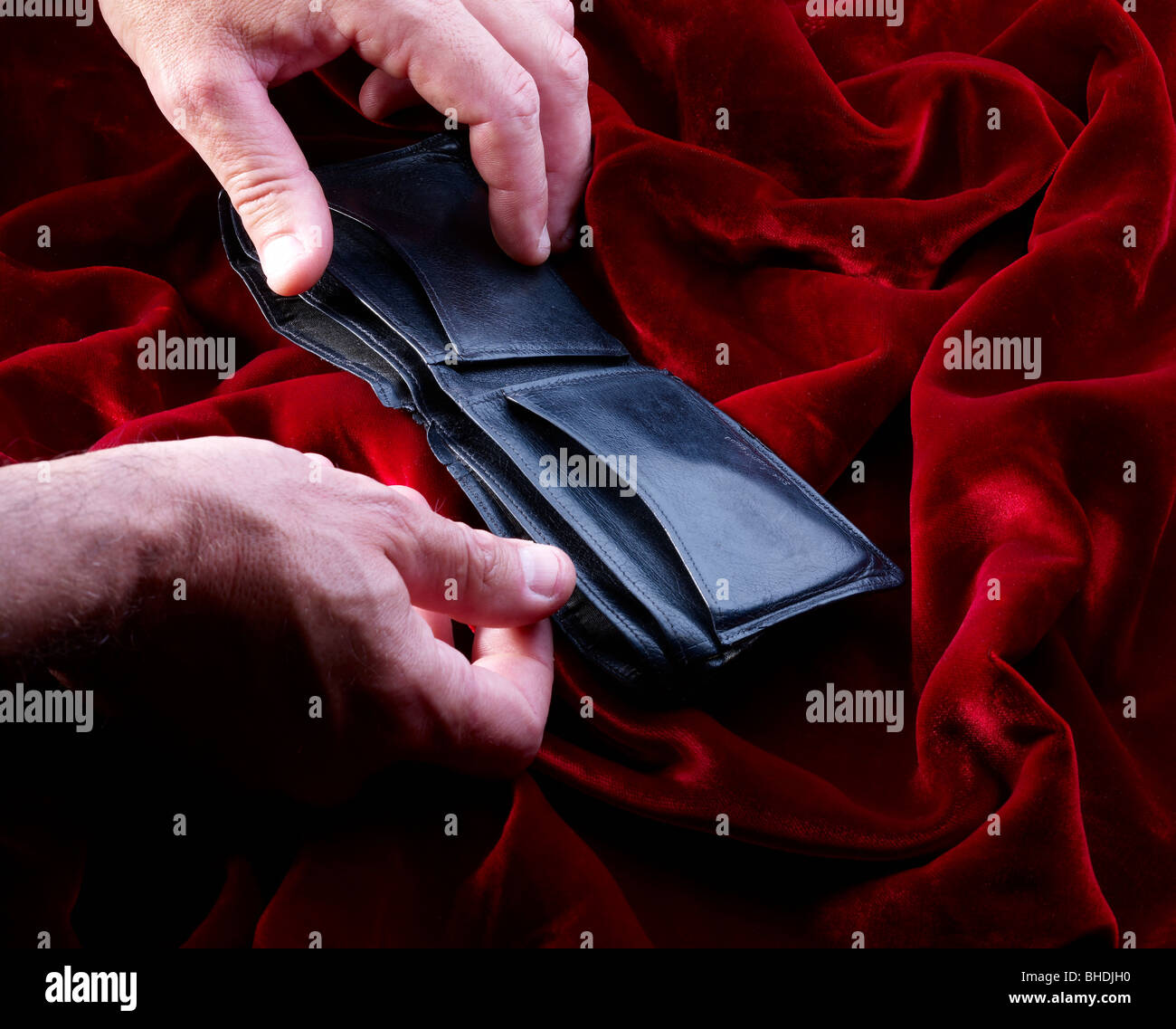 Hands opening wallet hi-res stock photography and images - Alamy