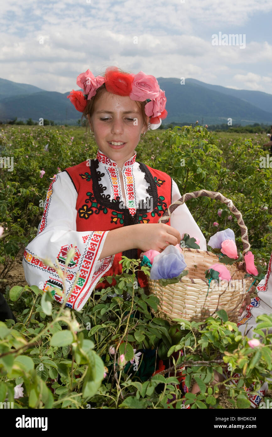 Bulgaria festival kazanlak gathering roses roses traditional clothing ...