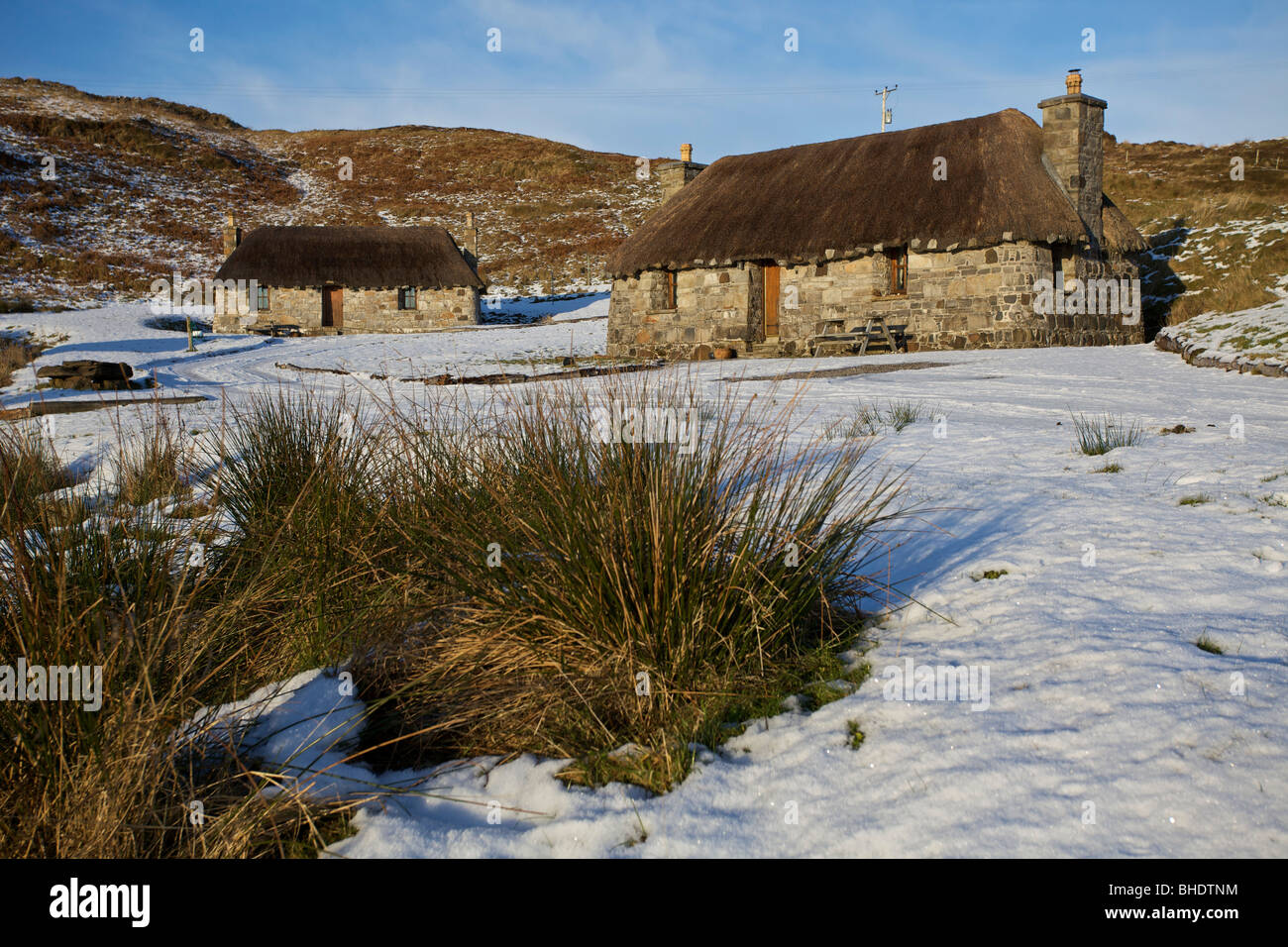 Thatched cottage snow hi-res stock photography and images - Alamy