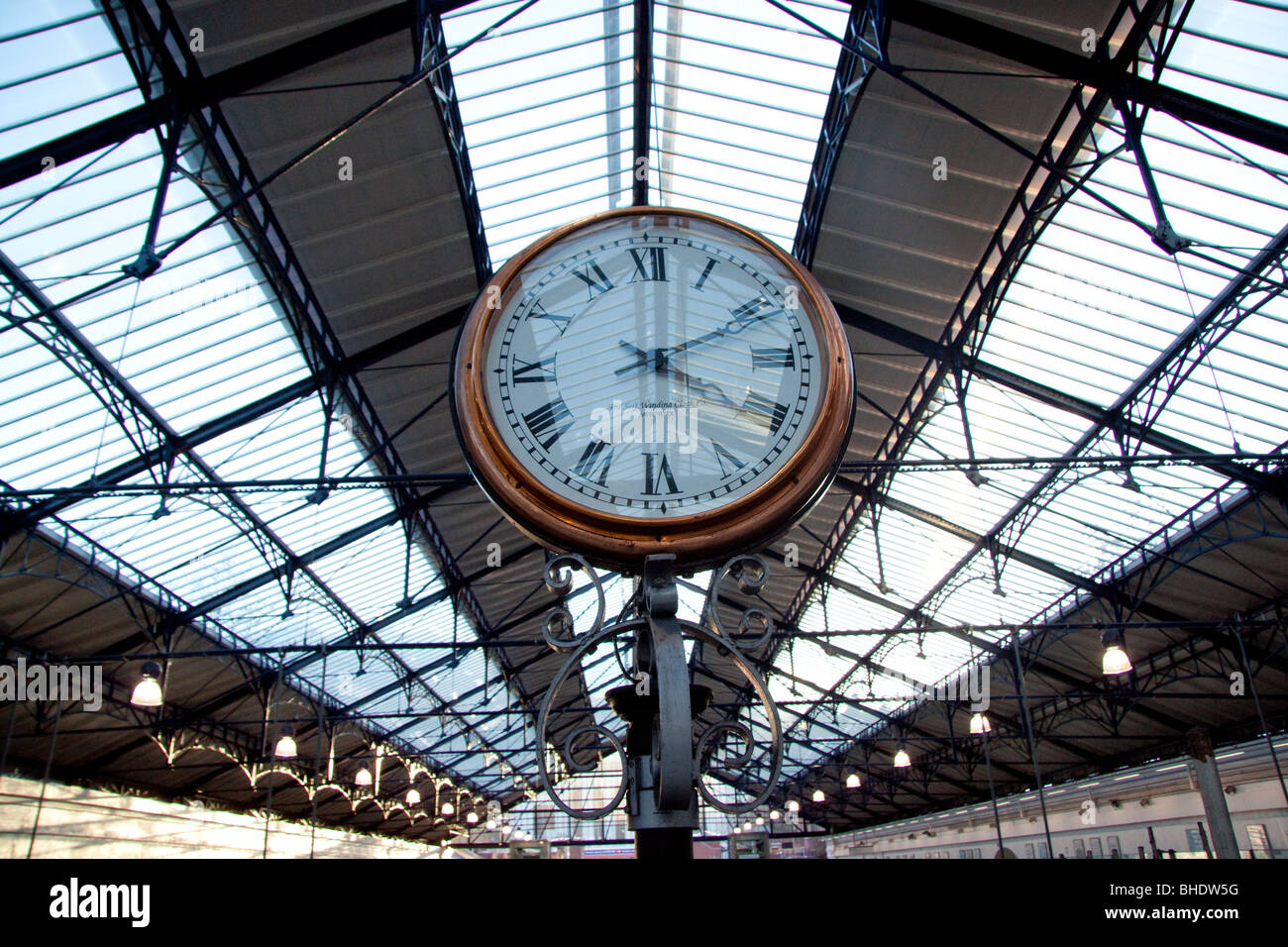 Station clock london hi-res stock photography and images - Alamy