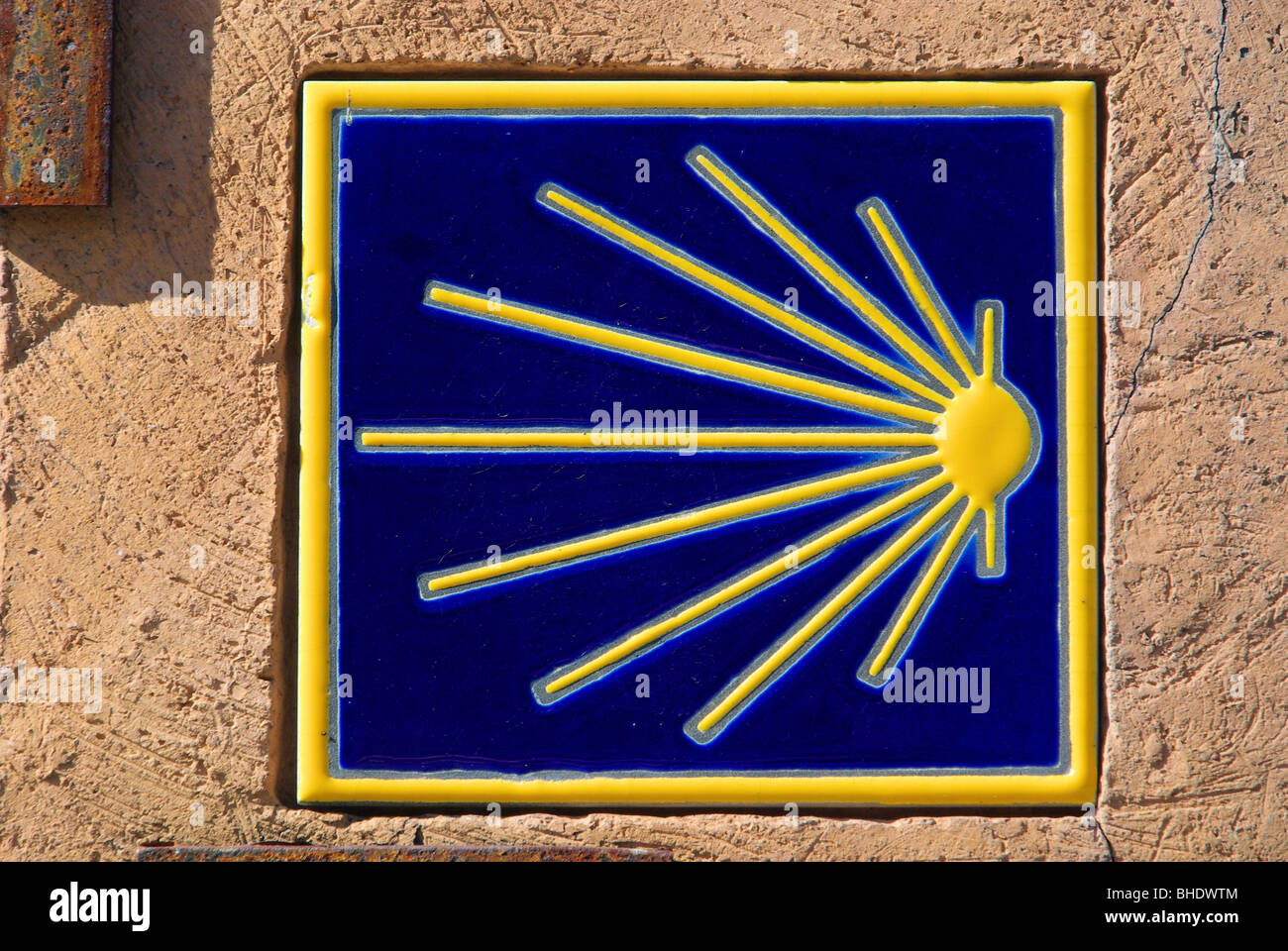 St james scallop shell pilgrim hi-res stock photography and images - Alamy