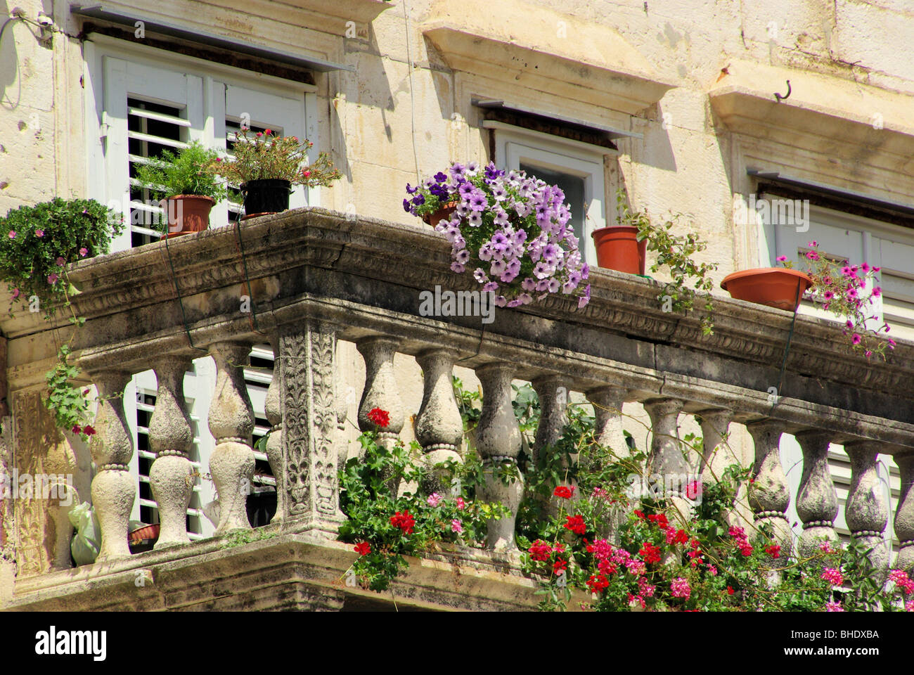 Split building hi-res stock photography and images - Alamy