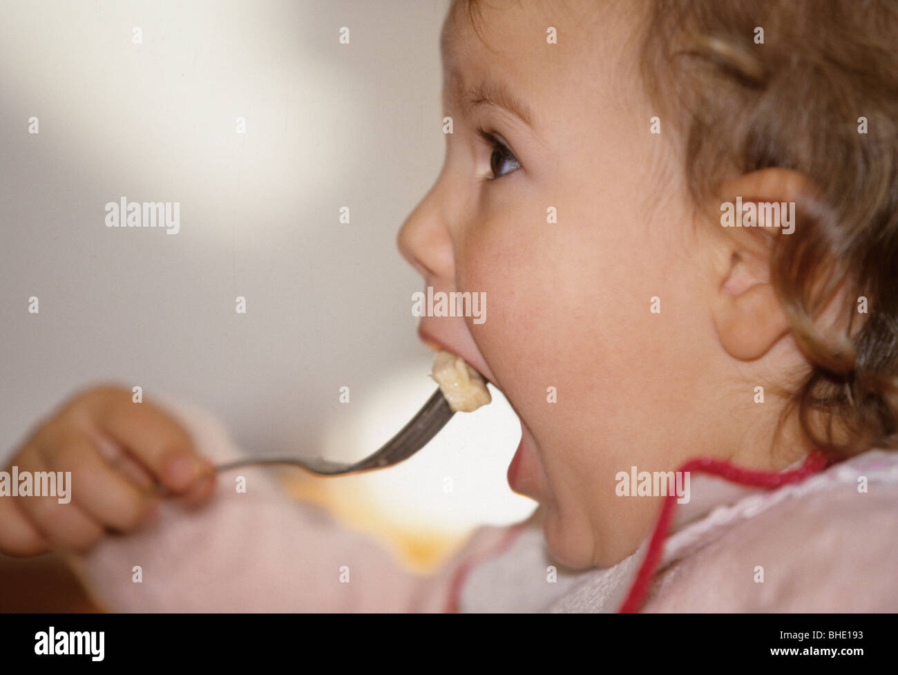 little girl eating Stock Photo - Alamy