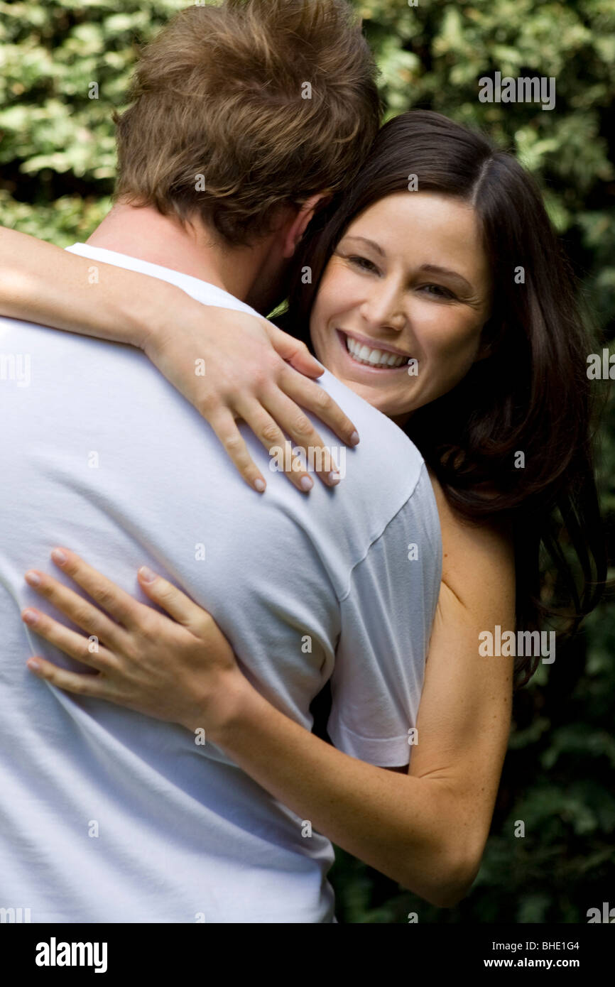 Couple embrace back view hi-res stock photography and images - Alamy