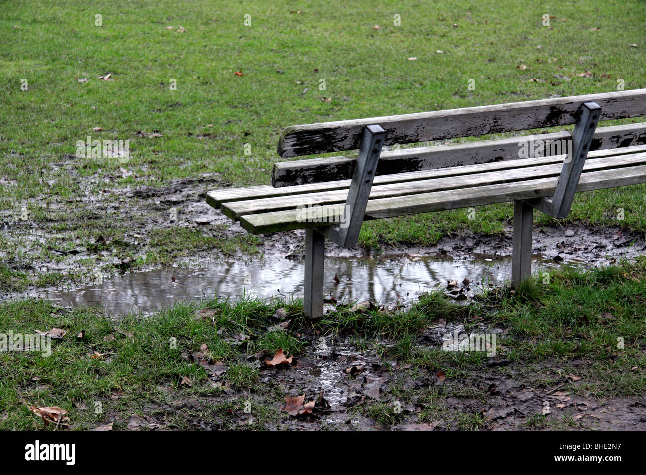 Park bench on a rainy day in Highbury, London Stock Photo - Alamy