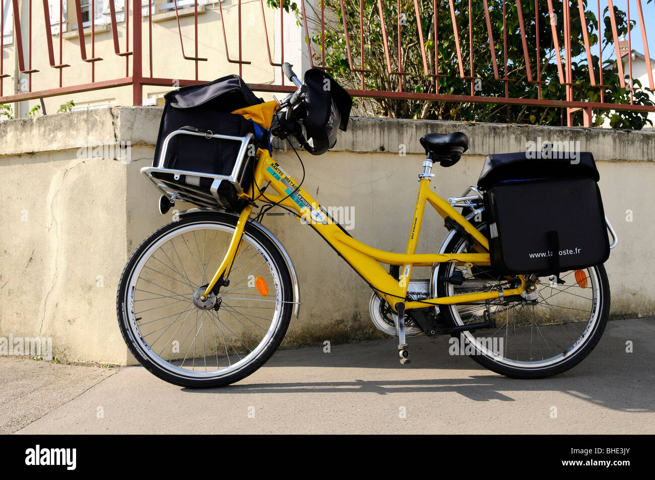 Postmans bike hi-res stock photography and images - Alamy