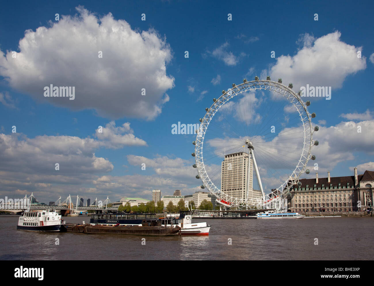London sightseeing at the thames hi-res stock photography and images ...