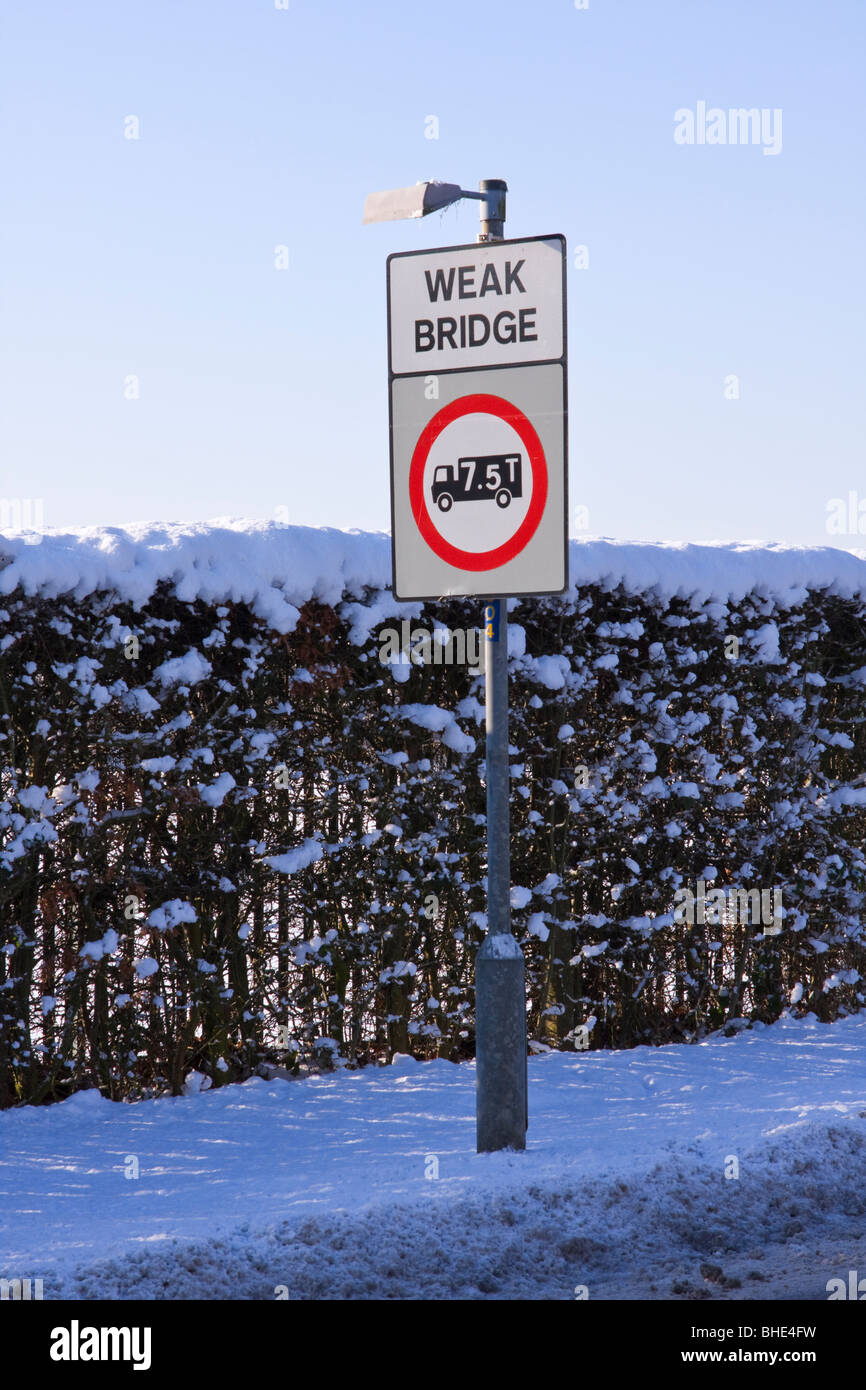 Weak bridge sign Stock Photo - Alamy