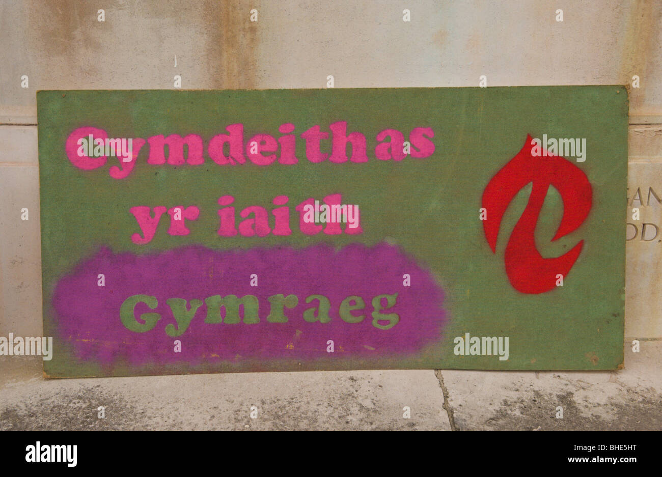 Welsh language signs cardiff hi-res stock photography and images - Alamy