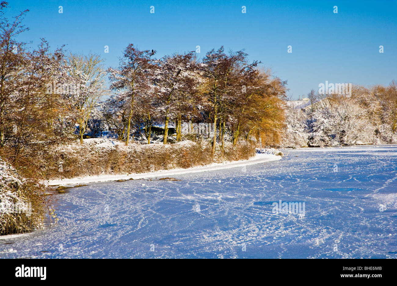 The frozen waters of a small lake known as Liden Lagoon in Swindon ...