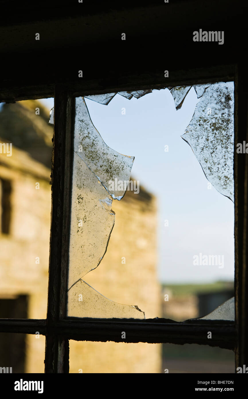 Cottage window view out hi-res stock photography and images - Alamy
