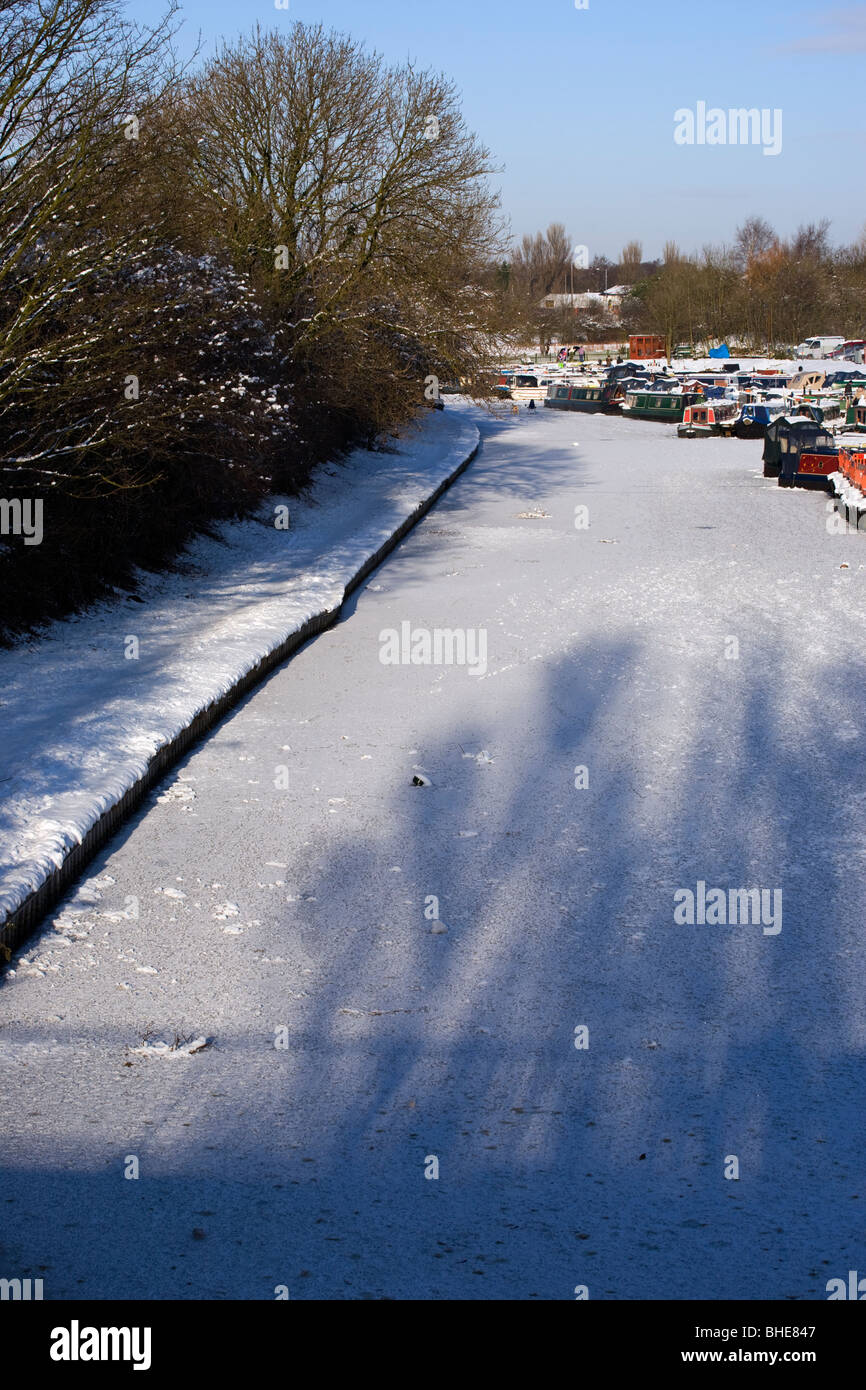 Narrow boats on frozen Leeds and Liverpool canal at the White Bear ...