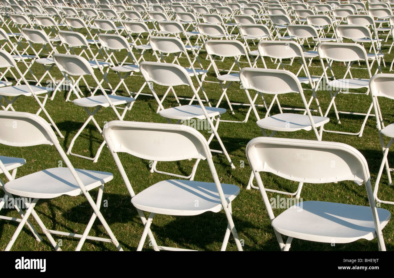 Lines of empty folding chairs hi-res stock photography and images - Alamy