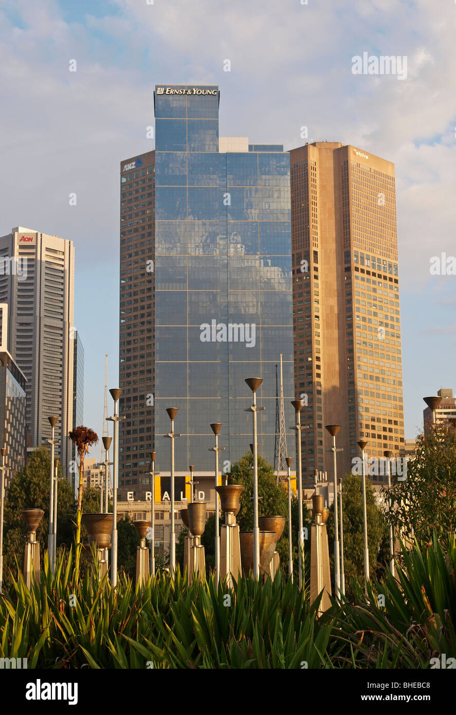 Office block building pedestrian hi-res stock photography and images ...