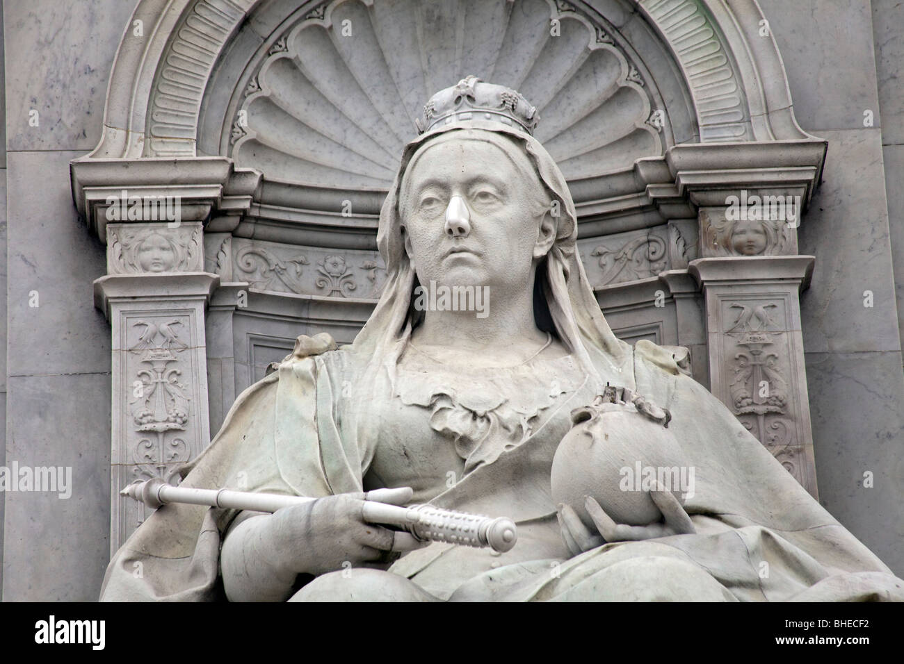 Statue of Queen Victoria in front of Buckingham Palace, London Stock ...