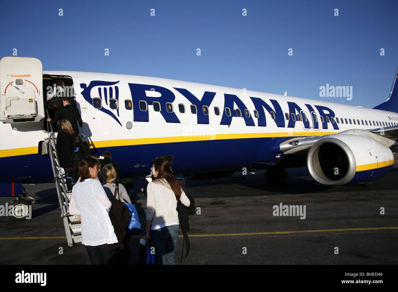 Ryanair aircraft hi-res stock photography and images - Alamy