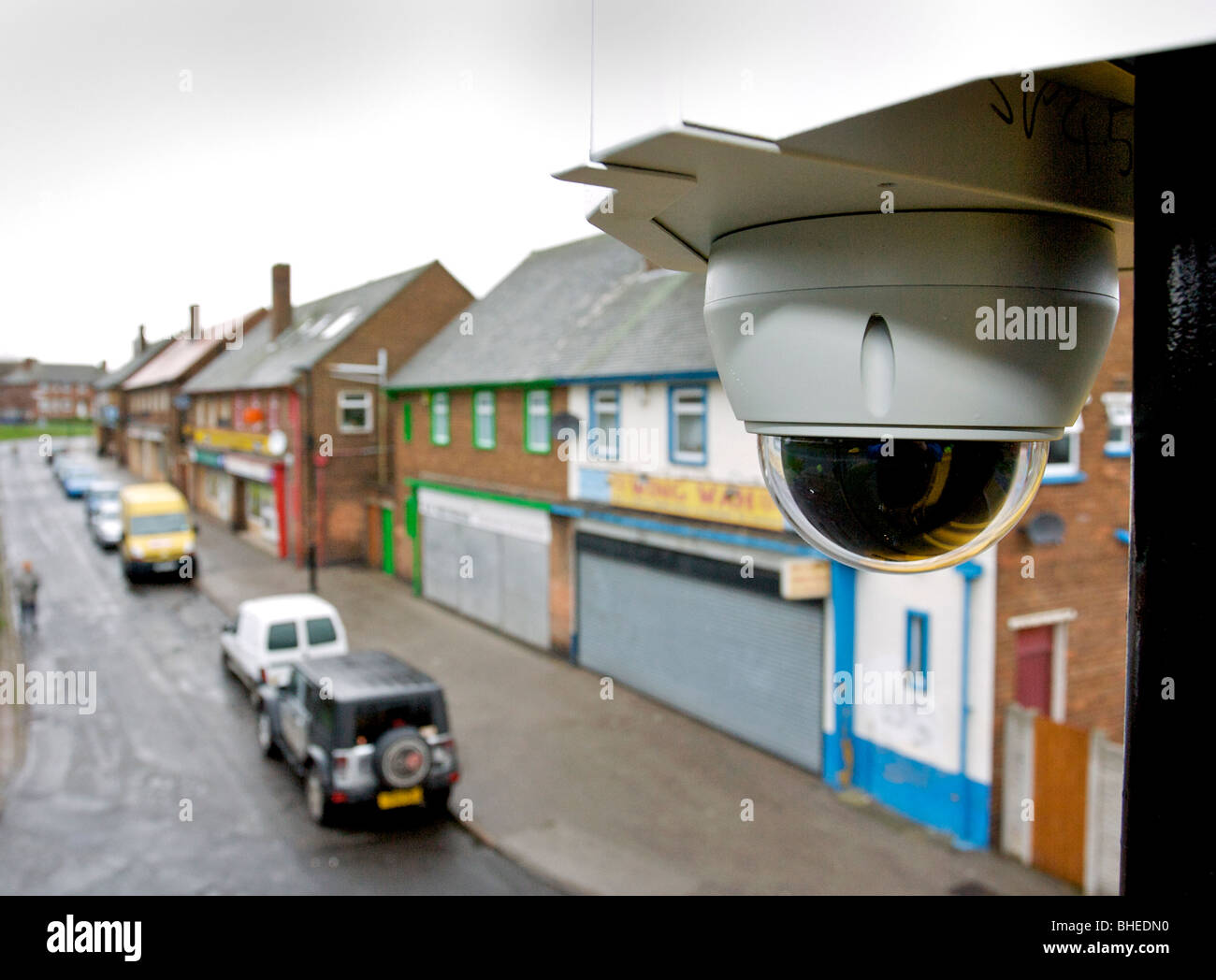 A mobile cctv camera surveys the street below Stock Photo - Alamy