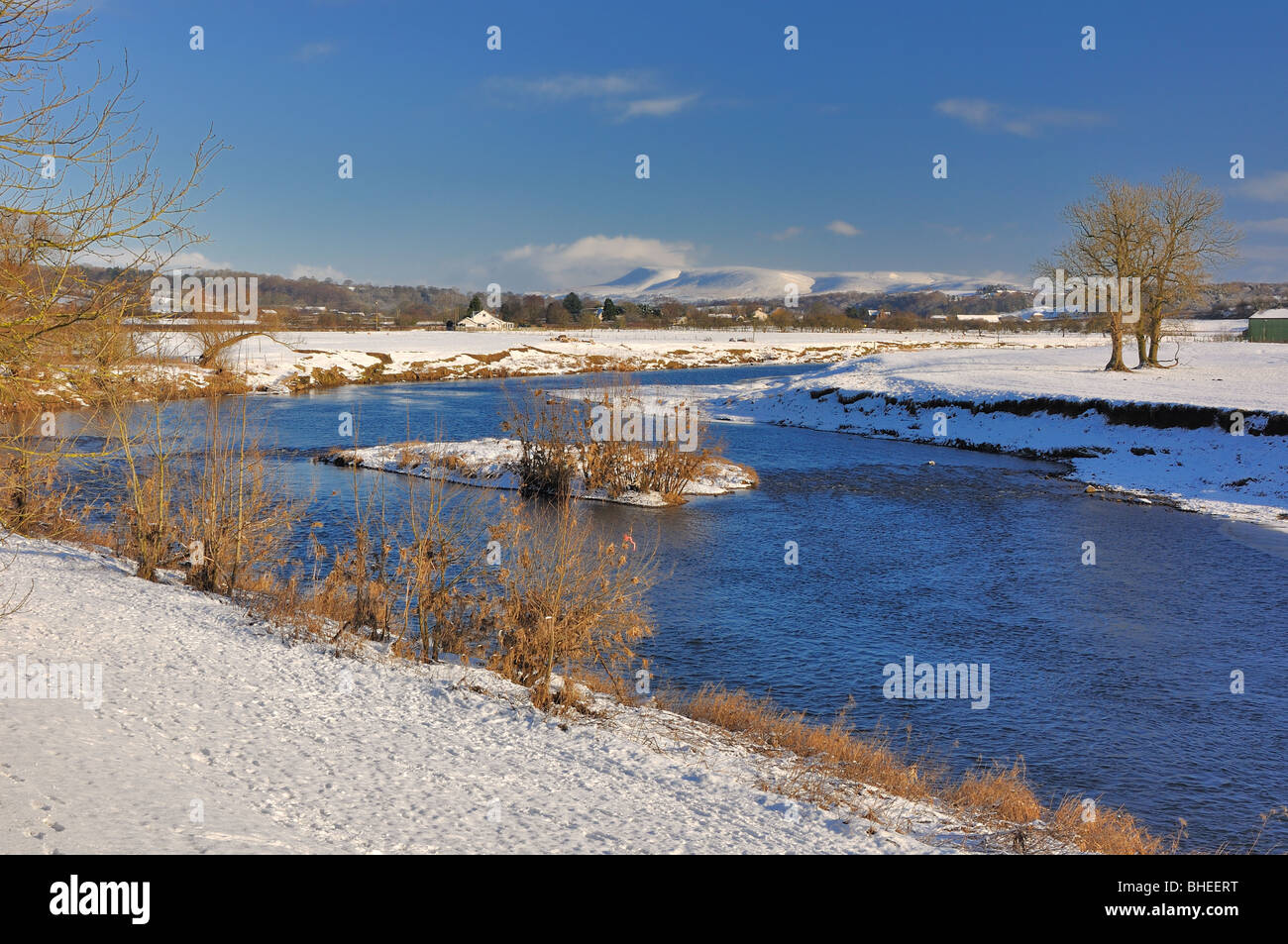 The River Ribble at Ribchester in winter under a covering of snow Stock ...