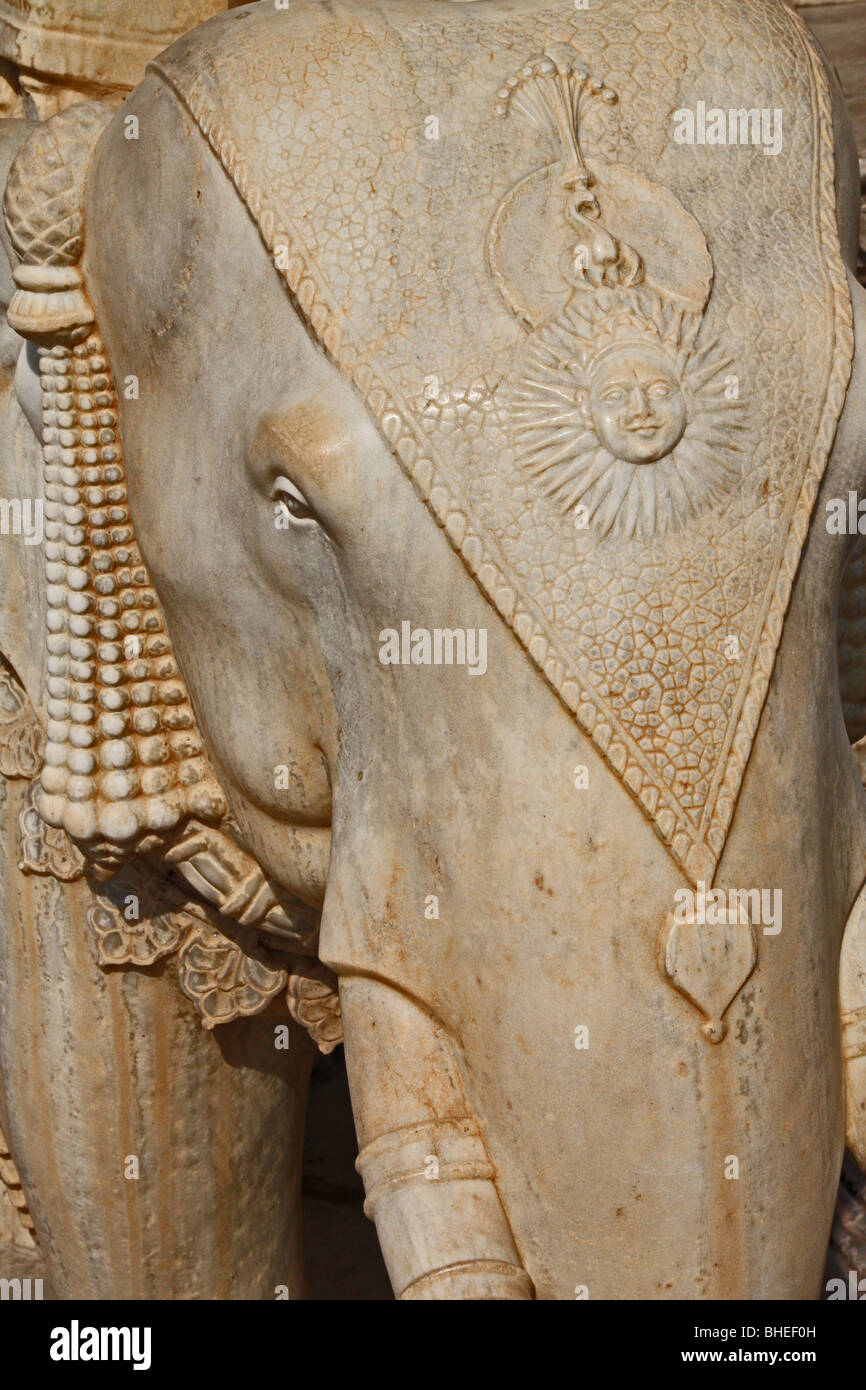 White marble sculpture hi-res stock photography and images - Alamy