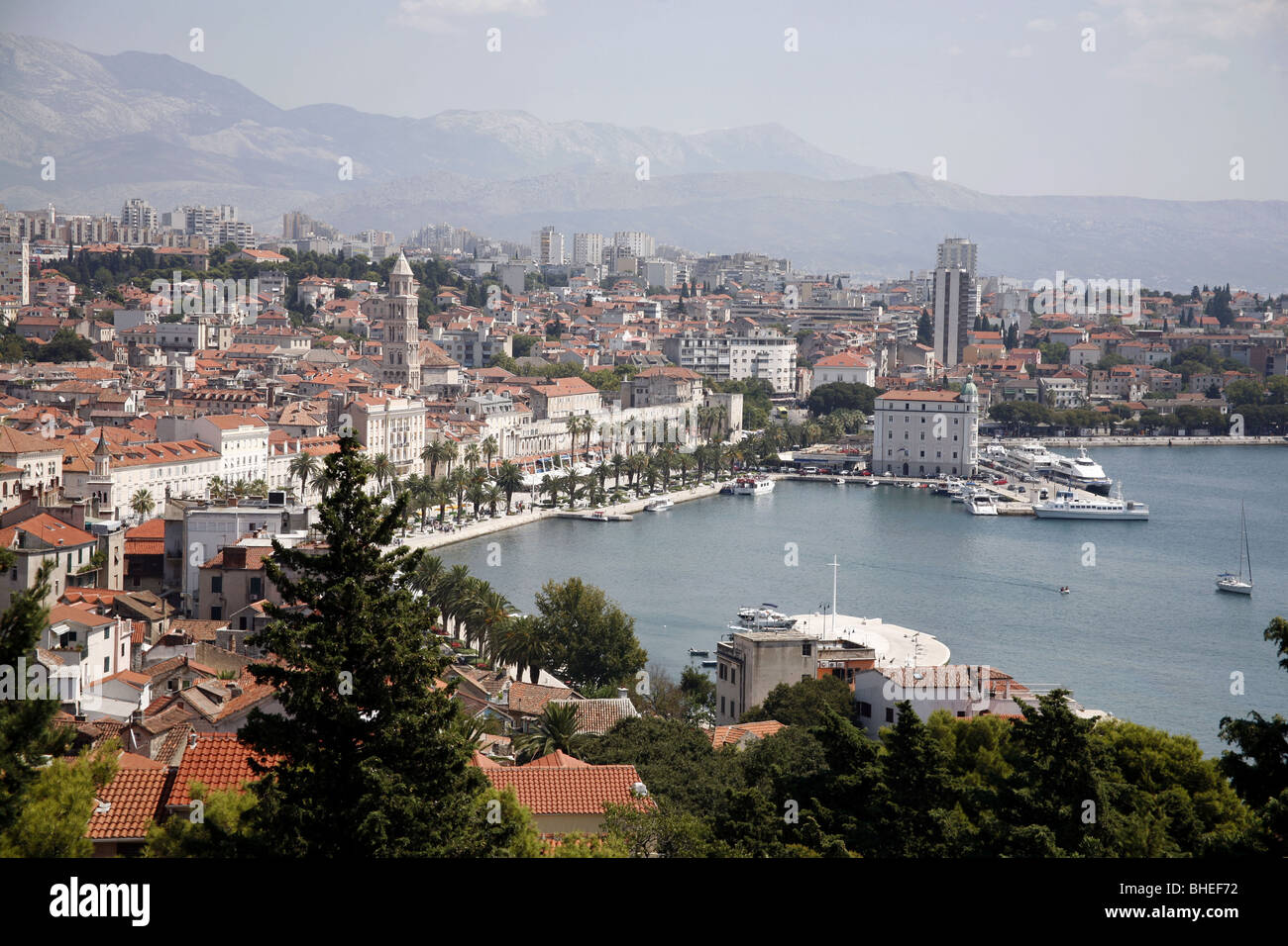 Skyline split hi-res stock photography and images - Alamy