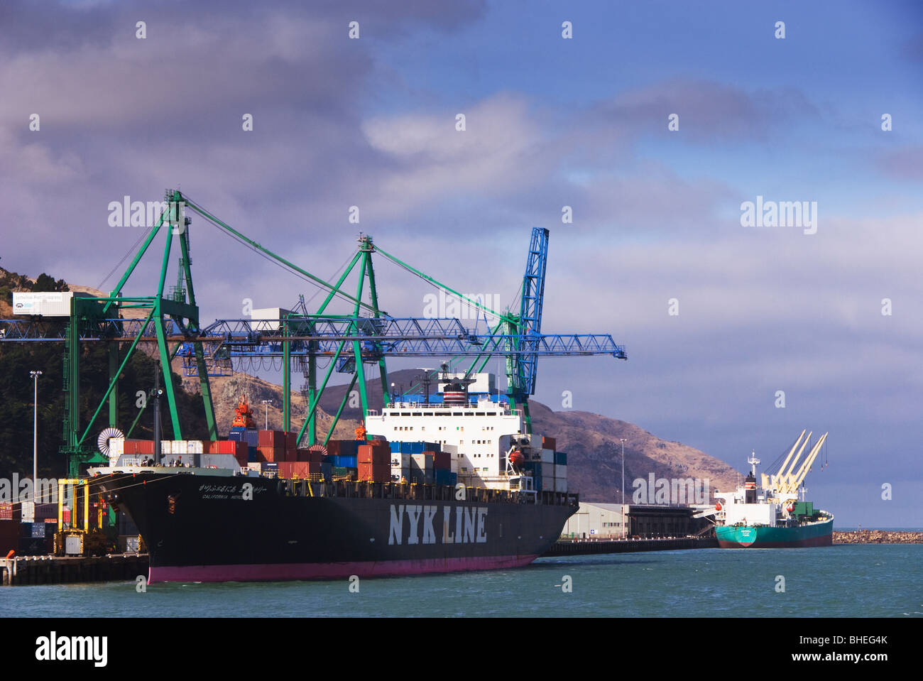Quay cranes hi-res stock photography and images - Alamy