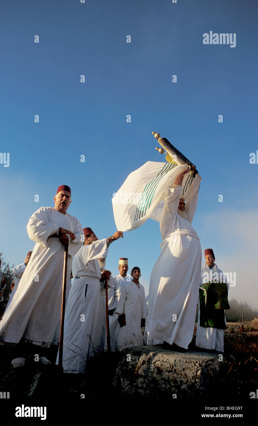 Raising the Torah scrolls ceremony on Mount Gerizim Stock Photo - Alamy