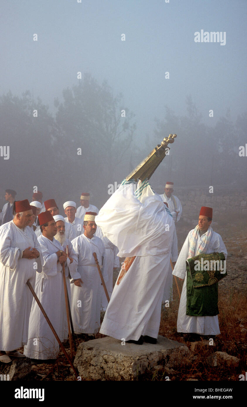 Raising the Torah scrolls ceremony on Mount Gerizim Stock Photo - Alamy