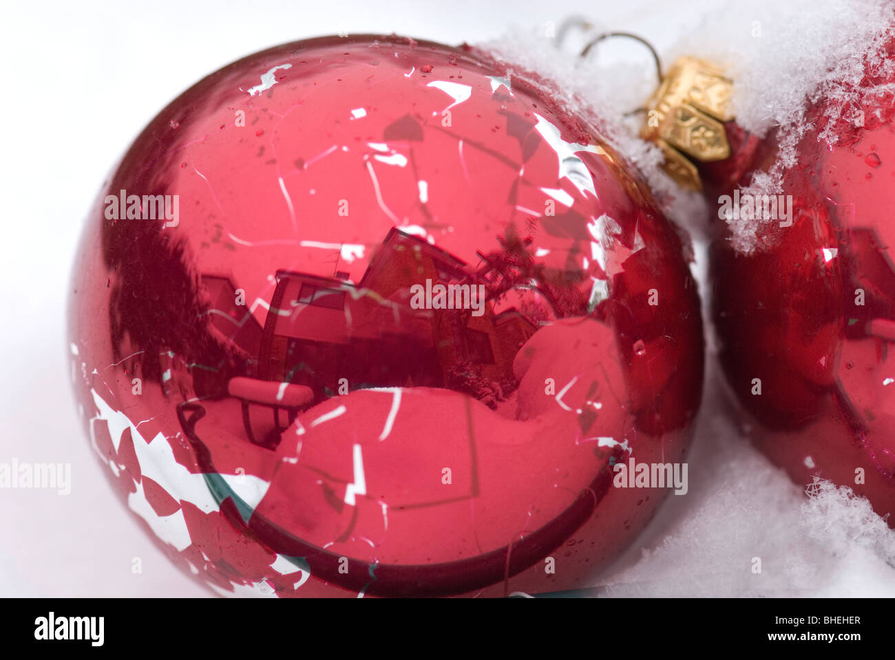 Broken christmas baubles hi-res stock photography and images - Alamy