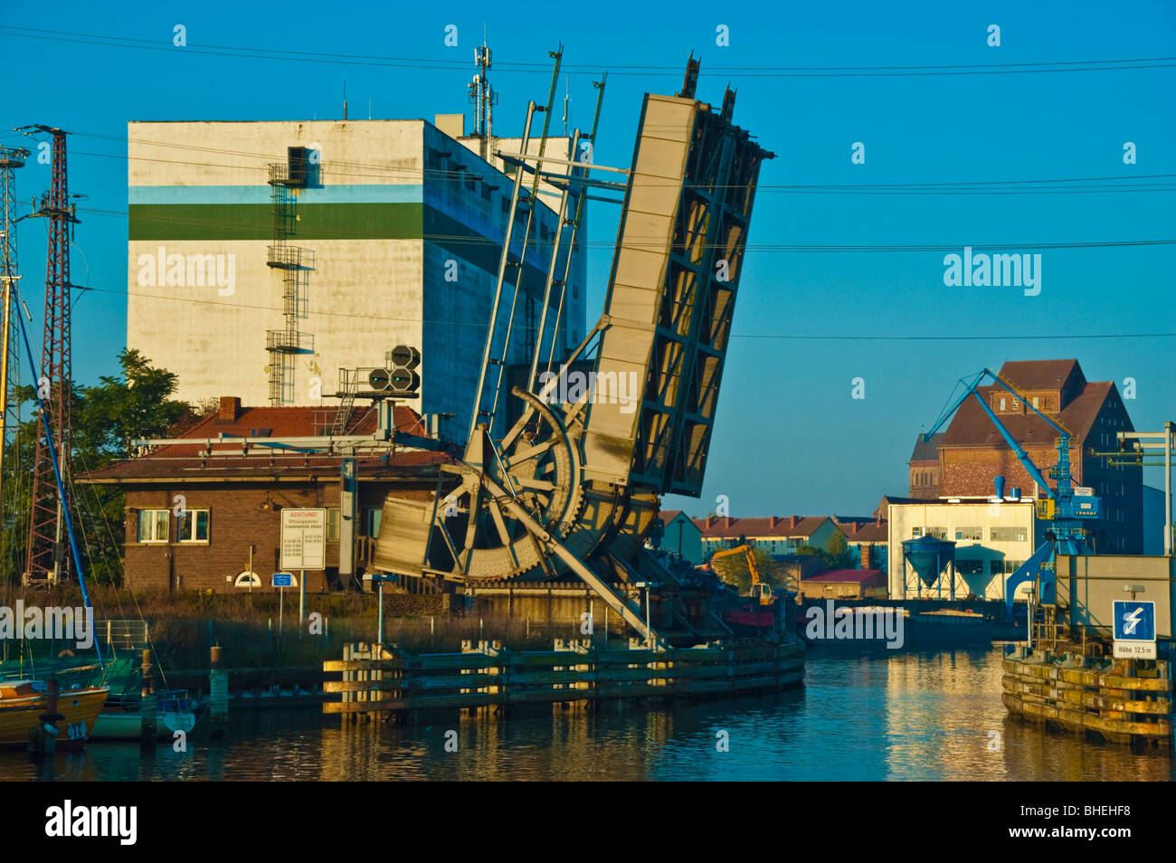 Counterpoise bridge hi-res stock photography and images - Alamy