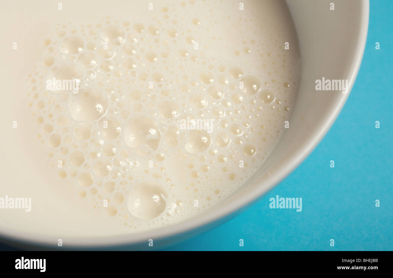 Portion of fresh cow milk on a dark blue background Stock Photo - Alamy