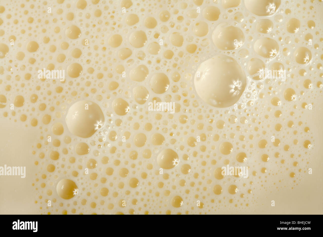 Portion of fresh cow milk Stock Photo - Alamy
