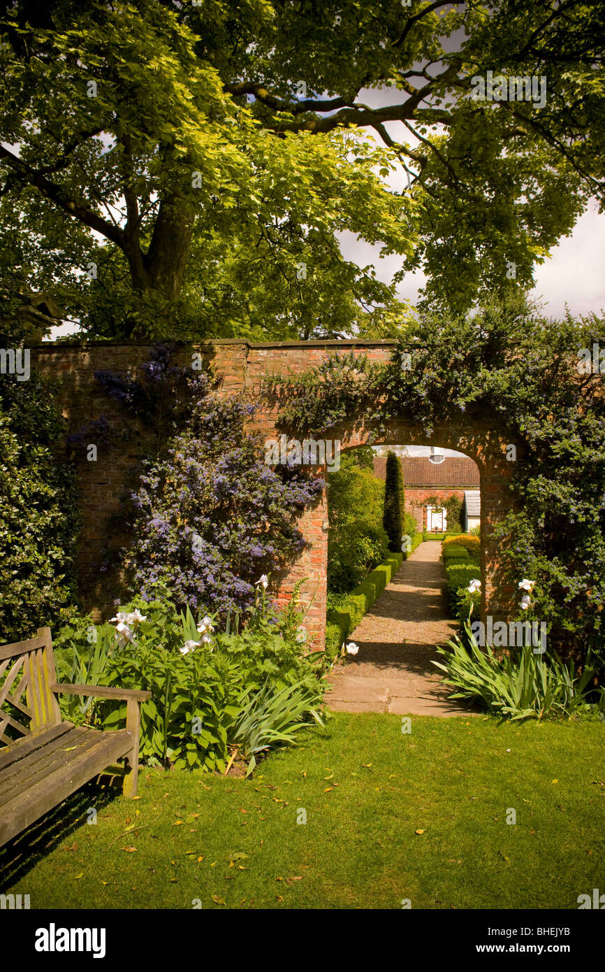 White brick wall archway hi-res stock photography and images - Alamy