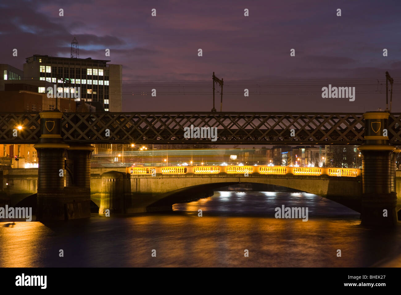 Butt Bridge and Loopline Railway Bridge, Liffey Viaduct at night ...