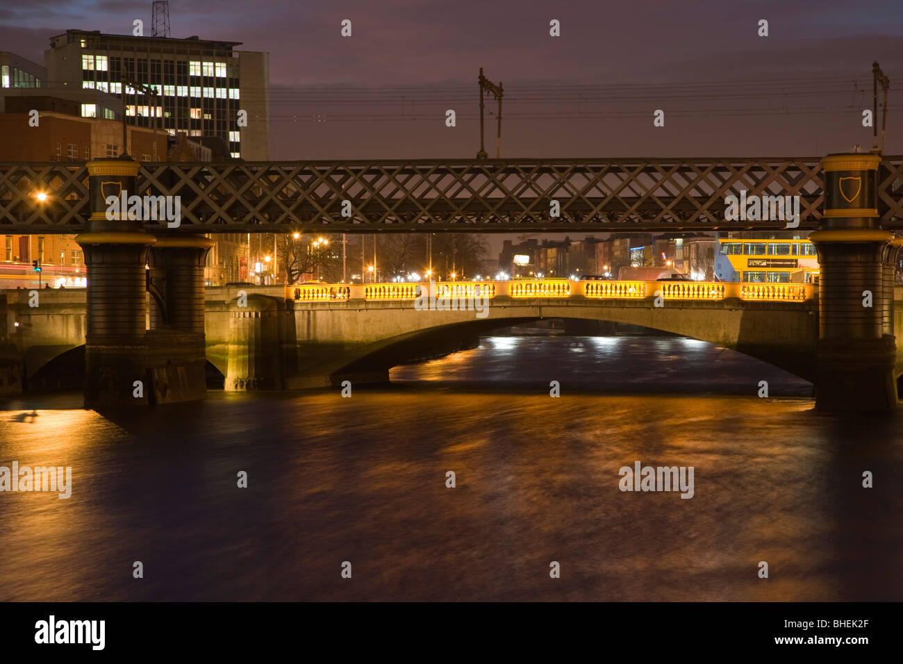 Butt Bridge and Loopline Railway Bridge, Liffey Viaduct at night ...
