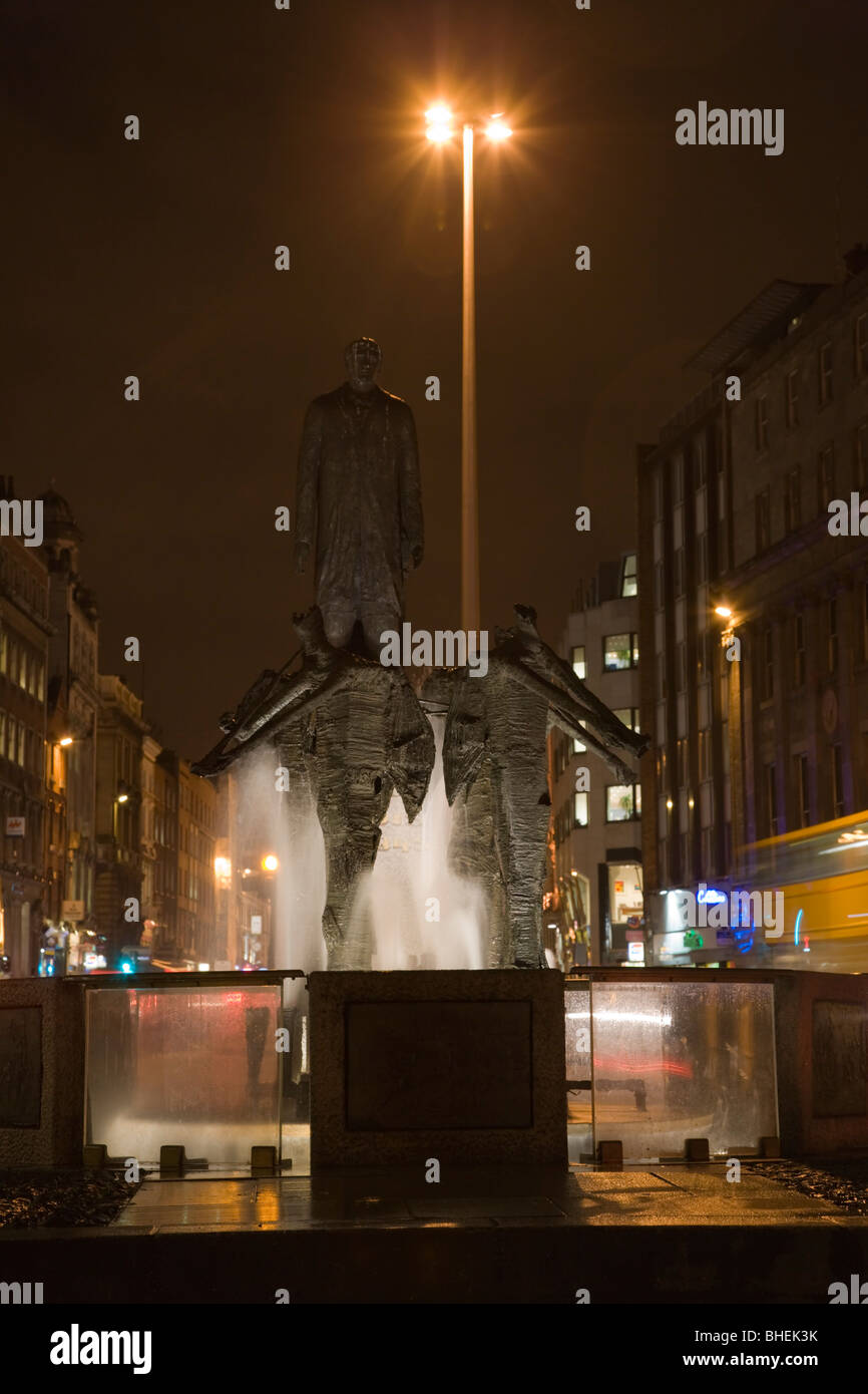 College green dublin statue hi-res stock photography and images - Alamy