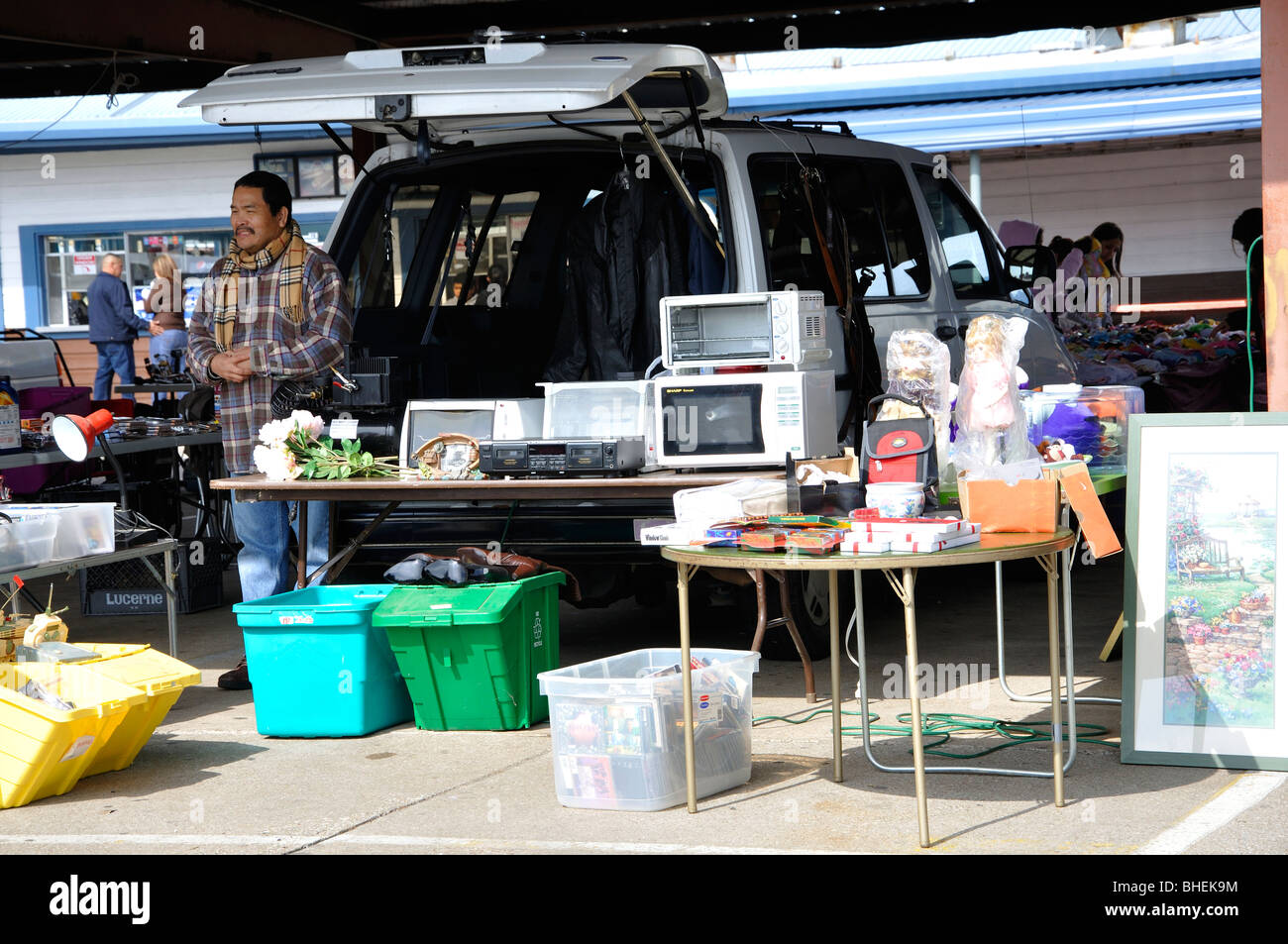 Flea market used electronics hi-res stock photography and images - Alamy